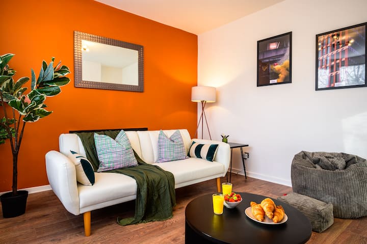 Modern 4-bed • Free Parking • Work & Leisure Stays - Manchester