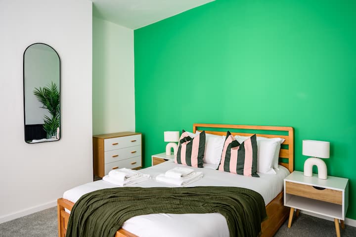 Modern 4-bed • Free Parking • Work & Leisure Stays - Manchester