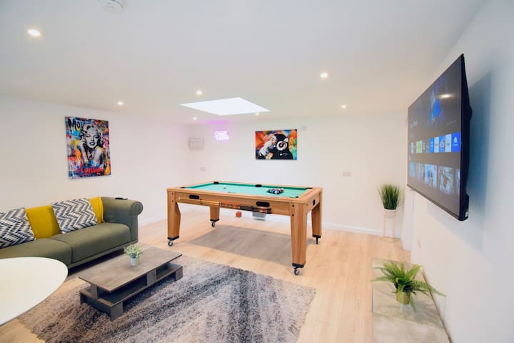 Bromsgrove. Newly Refurbed Property With Outhouse. - Bromsgrove