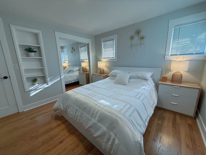 Charming 2br Haven W/ Backyard - Shoreline