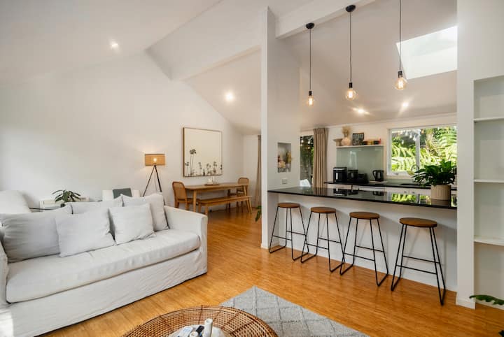 Stylish Remuera Retreat| By Furnished Rentals - Auckland