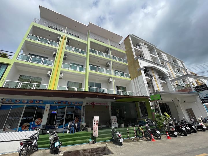 Homey Triple With Balcony@t & C Hotel Patong Beach - Patong Beach