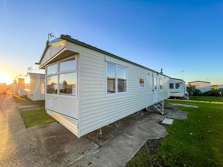 Caravan At Seawick Holiday Park Ref 27075sw - Clacton-on-Sea