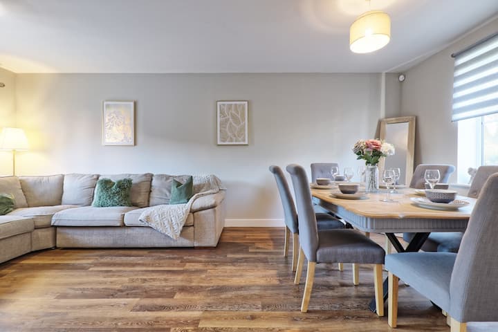 Spacious -Family/contractors -Parking -Sleeps 8 - Colchester