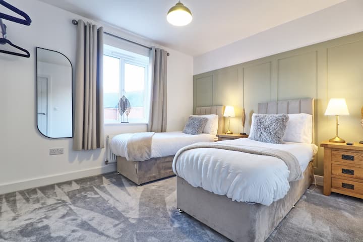 Modern 4 Bed Home | Sleeps 8 | Wi-fi & Parking - Colchester