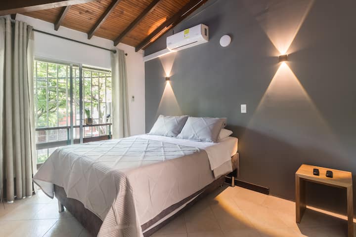 Apto Central 1 Cuadra Metro/aire Acondic./jacuzzi - Medellín