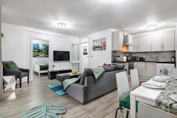 ' Kensington Air Conditioned One Bed Apartment ' - Earls Court