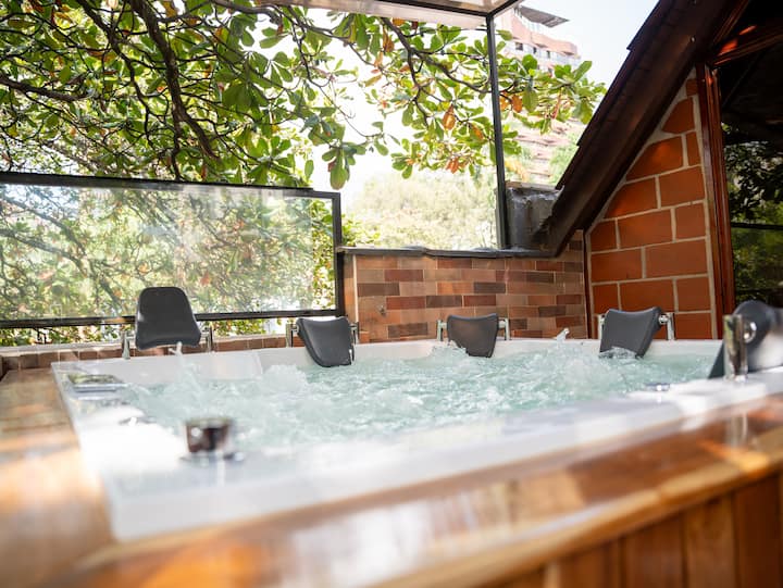Group Getaway House W/ Jacuzzi - Lleras Zone - Medellín
