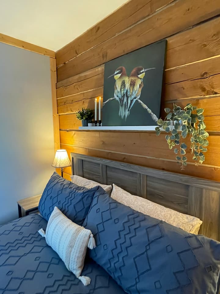 Cozy Log Cabin - "The Lazy Bee" - Alberta
