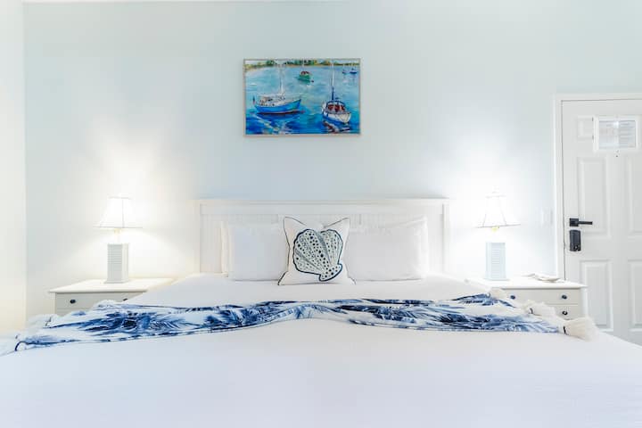 Peaceful Studio Retreat Under The Oaks - St. Augustine, FL