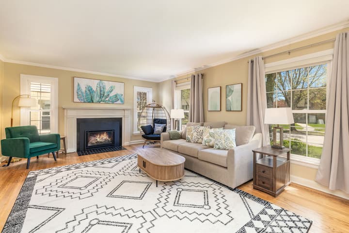 Spacious 3br 2.5ba W/garage, Exceptional Location - Wauwatosa, WI