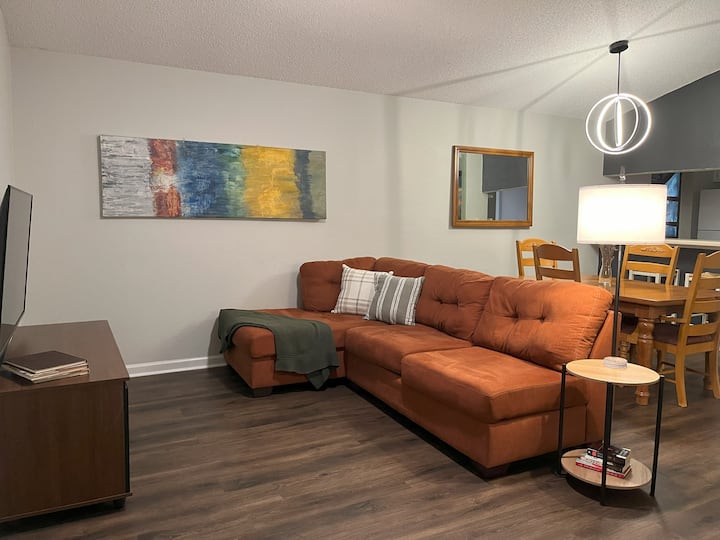 Cozy, 2bd/2ba, Quiet Condo 5 Min Walk From Stadium - Arlington, TX