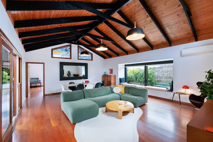 Lois: Artistic & Striking Haven, Walk To Beach - Hyams Beach