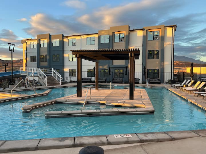 New Resort Condo Near Zion/pools Great For Family - Hurricane, UT