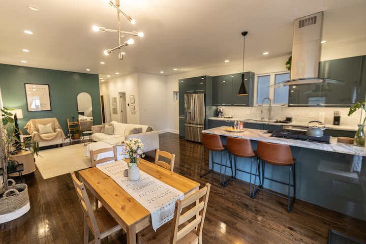 Modern Comfort + Garage, Steps From Blue Line. - Chicago, IL