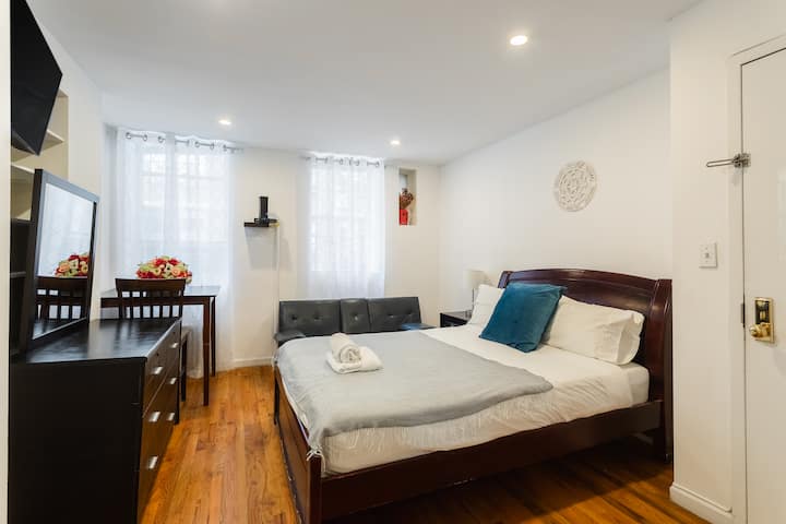Awesome Chelsea Studio In Flower District - New York