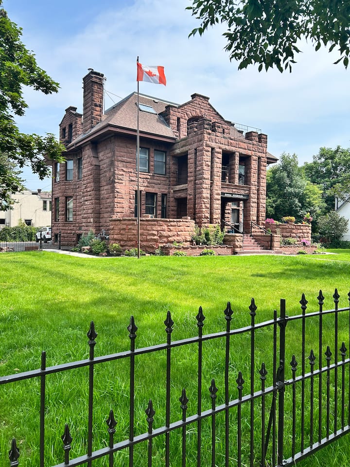 Penthouse 3 Bedroom Suite In A Mansion - Thunder Bay