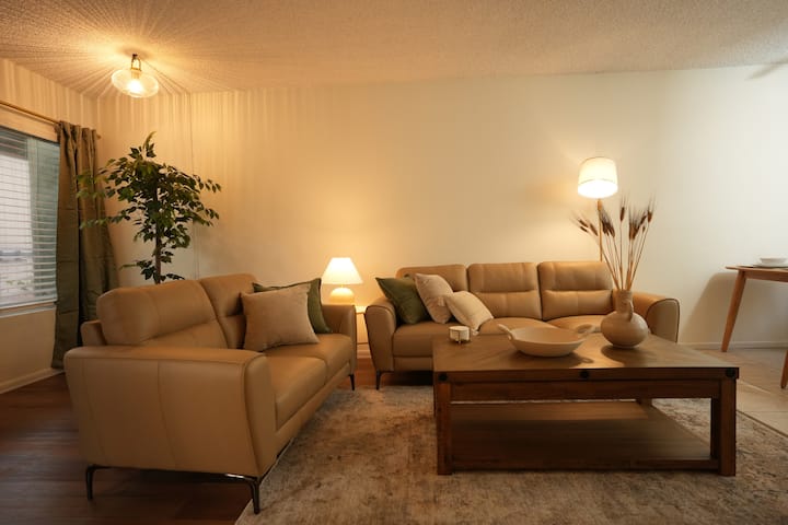Entire Stylish 2-bedroom Townhouse, Beach & Disney - Huntington Beach, CA