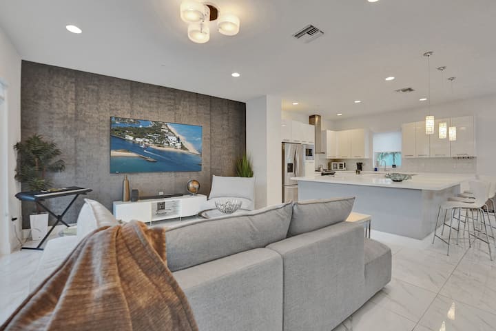 2 Min Walk To Beach | Modern Townhome Pool + Sauna - Pompano Beach, FL