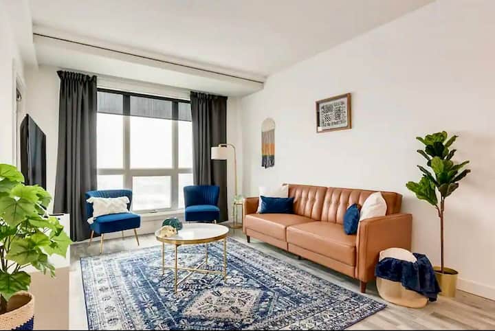 Luxurious Penthouse Condo | Sleeps 4 | Private - Calgary