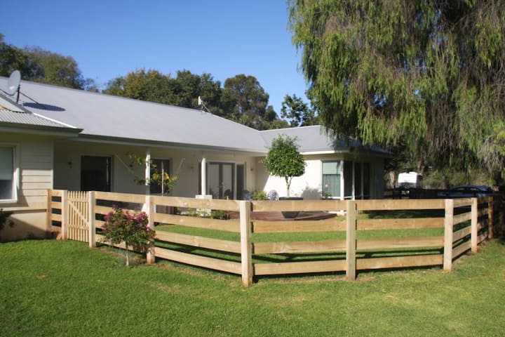 Treloar Trente-deux - Australia
