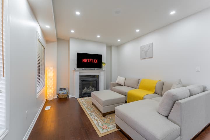 Spotless 5br Retreat + Office | Perfect For Groups - Brampton
