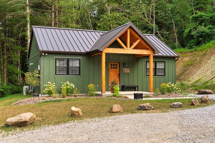 Pristine Romantic Stay W/private Trails & Hot Tub - New Plymouth, OH