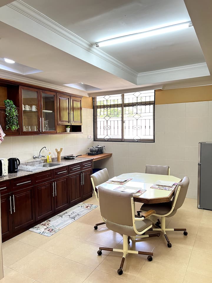 Homey Escape- Family Friendly 2-bedroom Apt - Dar es Salaam
