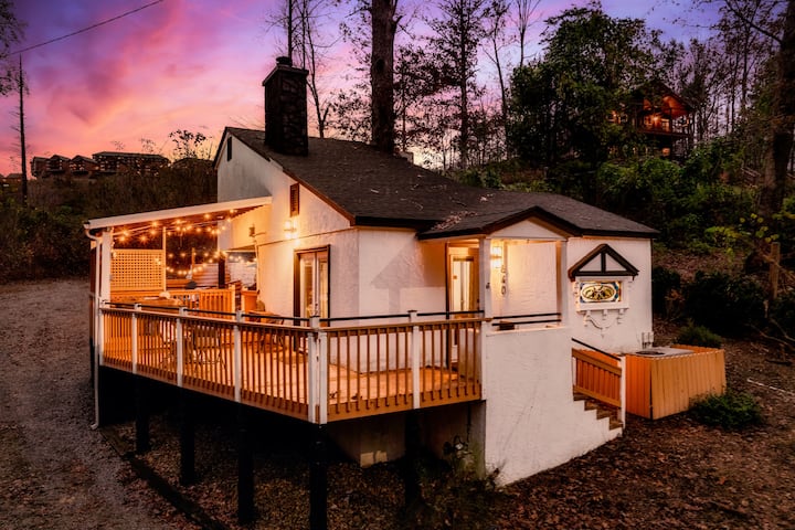 Outlander Couples Cottage/walk To Downtown/hot Tub - Gatlinburg, TN