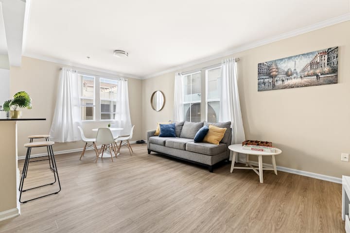 Modern & Comfy Gem: 5min To Six Flags ~ Pool ~ Gym - Santa Clarita, CA