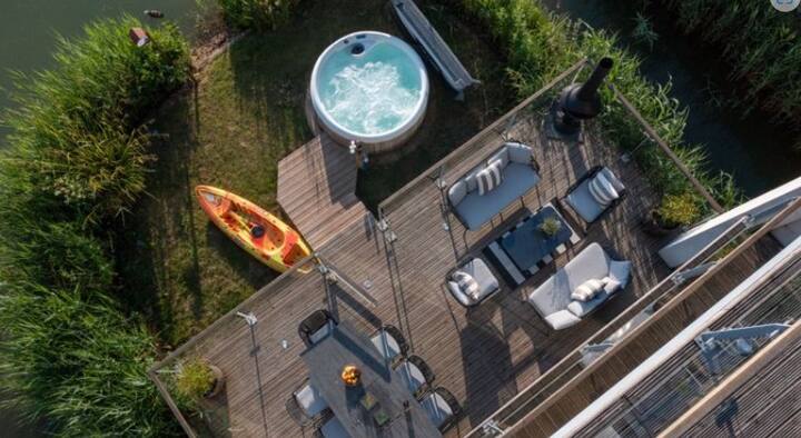Lakeside House: Own Island, Lake Access, Hot Tub - Cirencester
