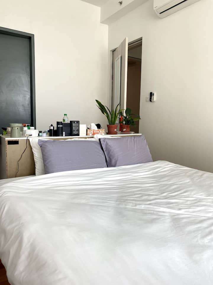 The Mewah Ensuite - King Bed, Wifi, Aircon, Desk - Johor Bahru
