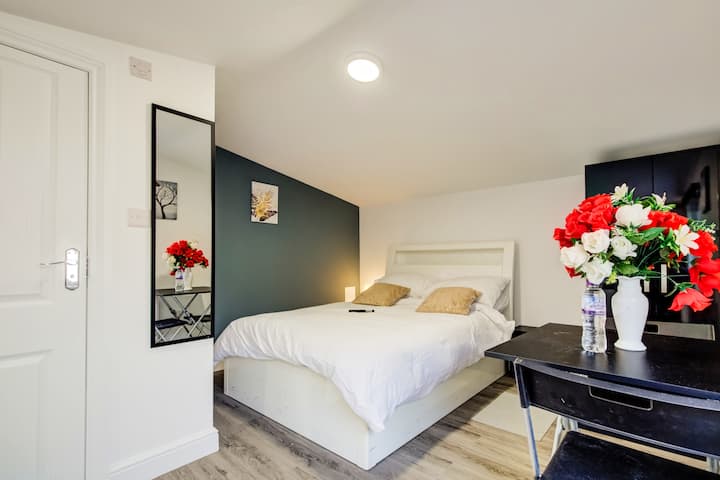 Luxury Studio Cabin - Central Location - Parking - Dartford