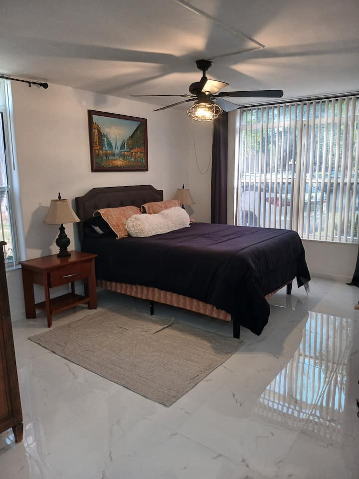 Large And Bright Condo - Sunrise, FL