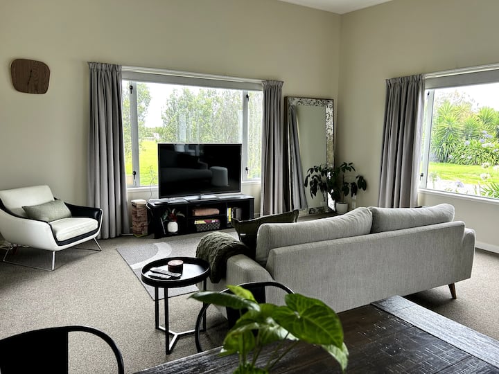 Modern Hideaway - Clive