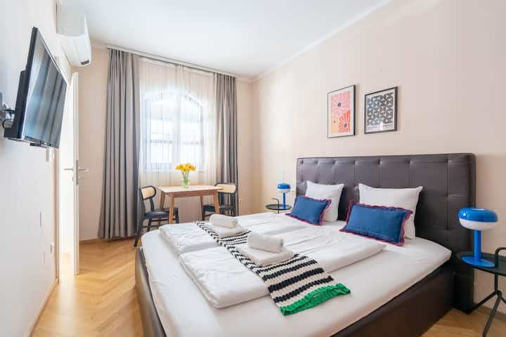 Schönbrunn Muse W/ Ac By Hm - Viena