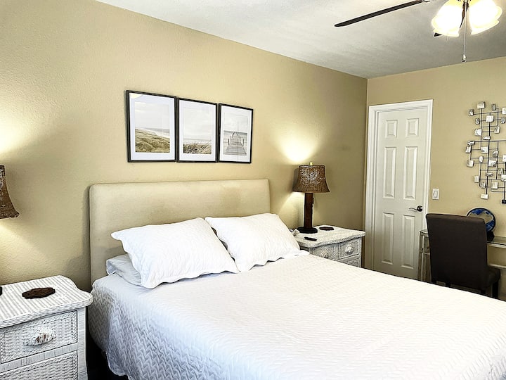 Private Upstairs Master Suite - Fort Myers, FL