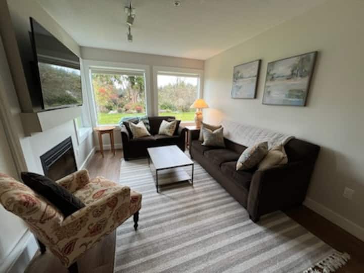 Oceanside Gardens - 2 Bedroom - Full Kitchen - Parksville