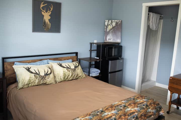 Private Studio Retreat Room - The Bunkhouse Deer - Roseburg, OR