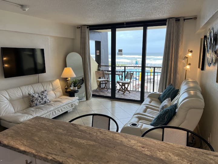 Amazing Ocean Front 1-bedroom Pool Open - Daytona Beach Shores, FL