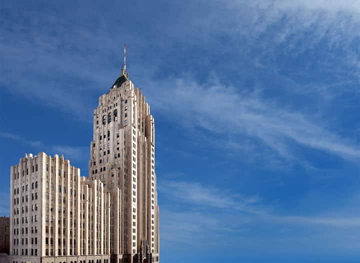 Vibrant Dwntown Escape By Arenas & Hospitals - Detroit, MI