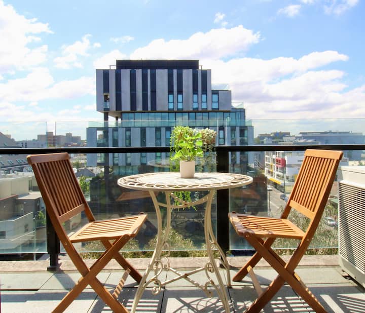 High Street - Top Floor - Balcony- Free Parking - Melbourne