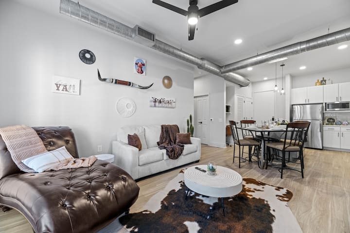 Western Saloon | 2br | 4bed | Prime Location - Turtle Creek - Dallas