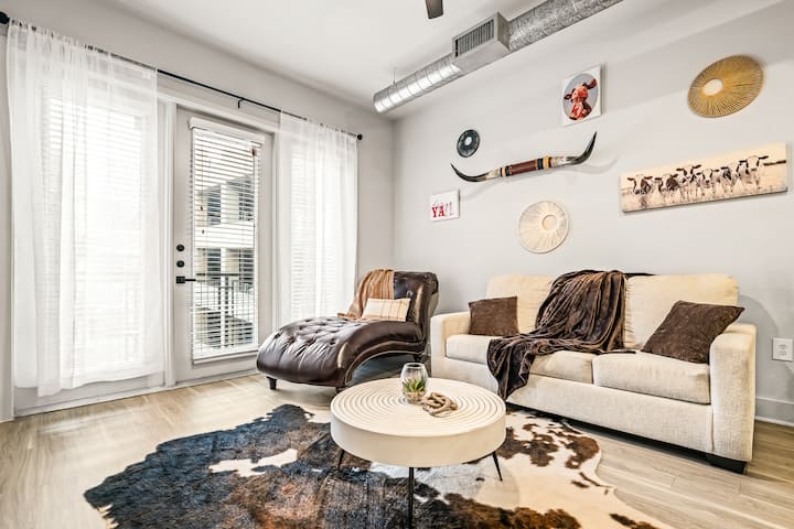 Western Saloon | 2br | 4bed | Prime Location - Dallas, TX