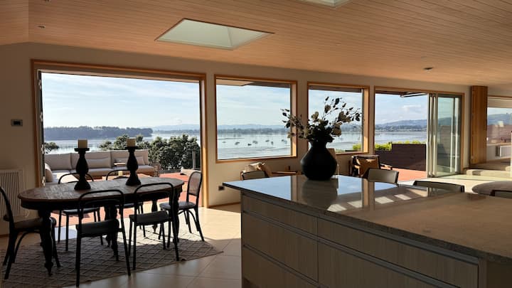 Spectacular Waterfront Sanctuary Plus Cottage - Katikati