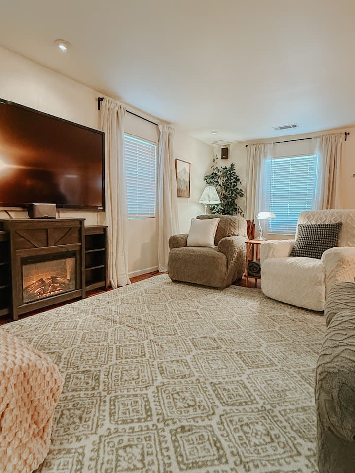 Cozy 4 Bdrm Home W/ 3 King Beds + Trailer Parking - Redding, CA