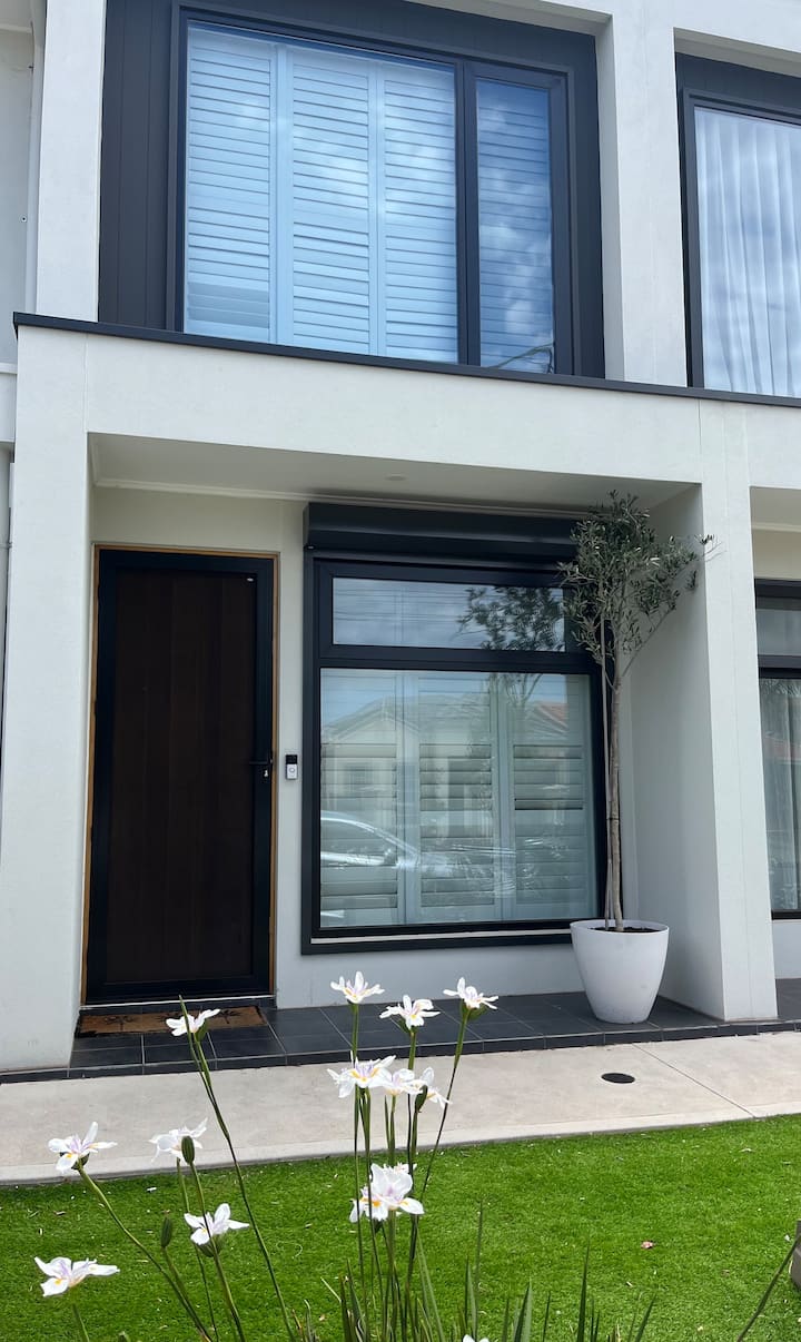 Townhouse In The Perfect Spot! - Adelaide
