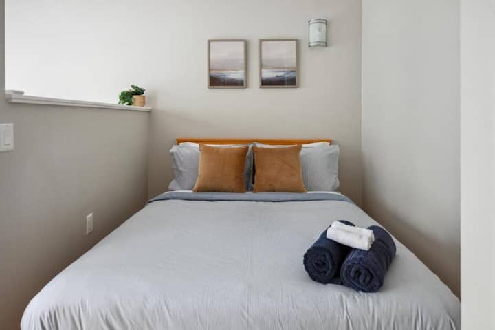 Beachside | 1 Bed & Bath | Santa Monica I Parking - Santa Monica, CA