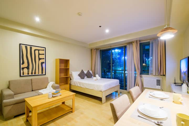 Kaizen W/wifi, Netflix, Gym & Pool - Near Megamall - Pasig