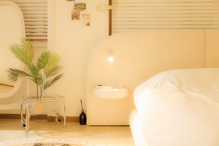 지하철 1분
방 3개 욕실 2개 침대 3개
명동10분.홍대20분.이태원10분 - Szöul